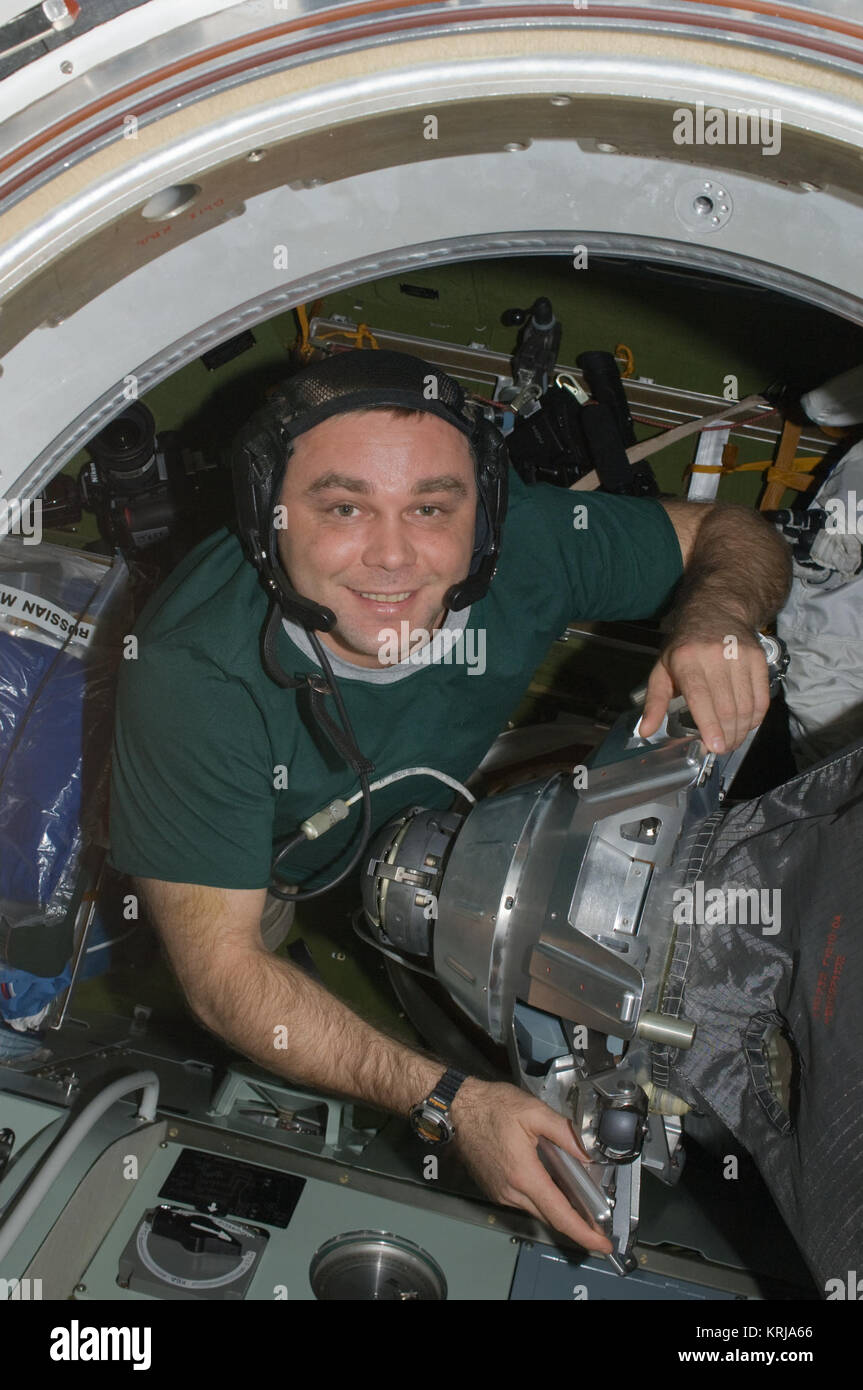 Nasa astronaut iss works hi-res stock photography and images - Alamy