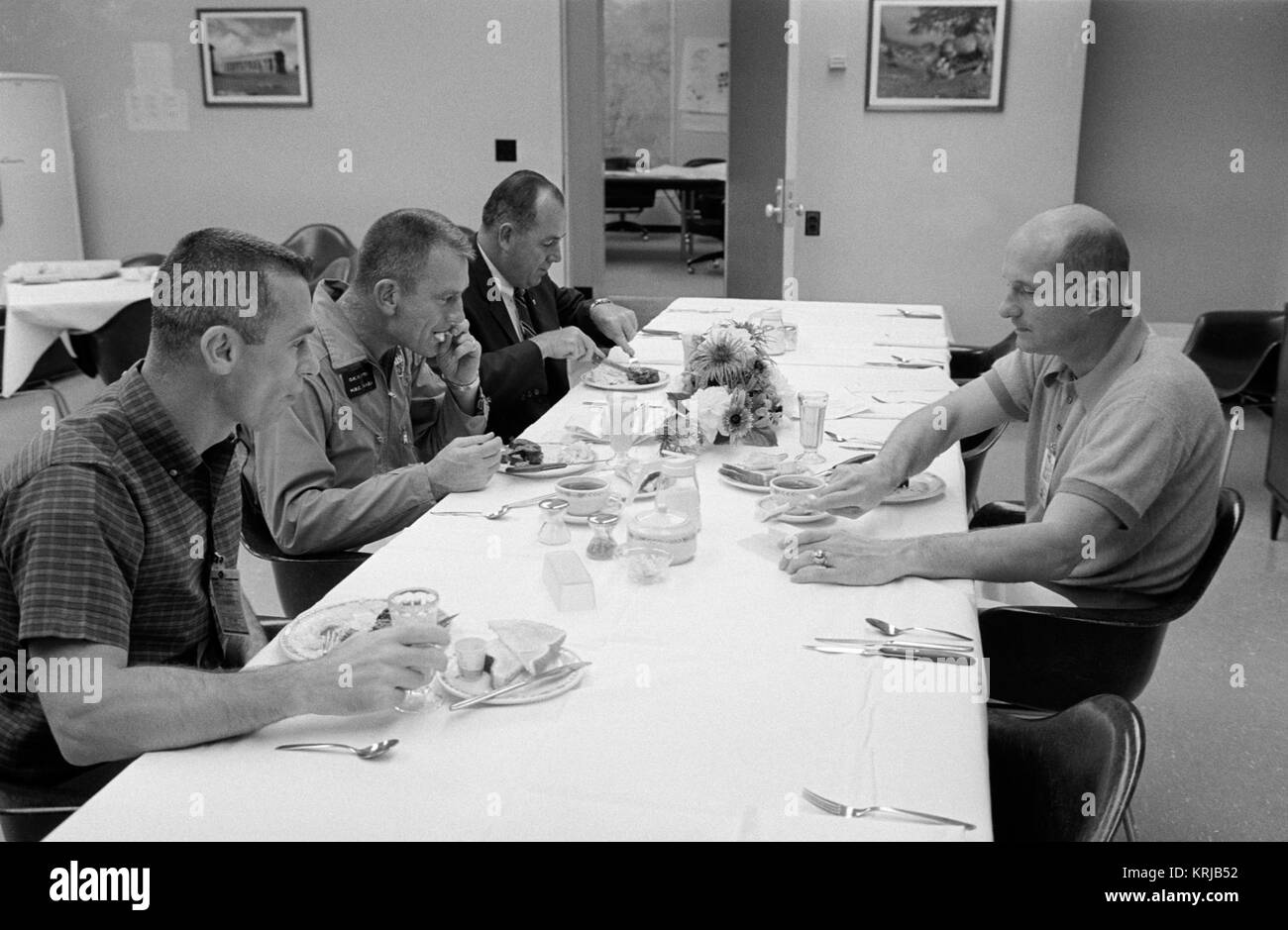 Nasa orbital space flight Black and White Stock Photos & Images - Alamy