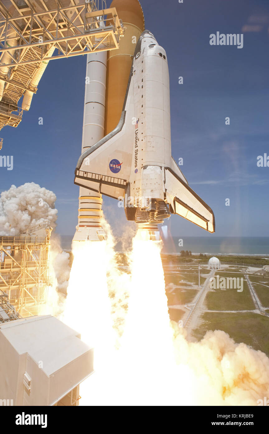 CAPE CANAVERAL, Fla. - Space shuttle Atlantis and its six STS-132 ...