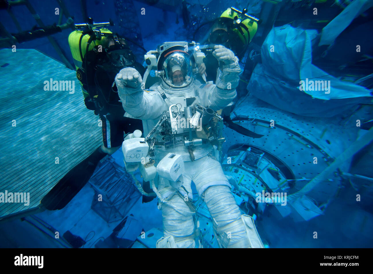 PHOTO DATE: 10-27-10 LOCATION: NBL - Pool Topside SUBJECT: STS-335 (135 ...