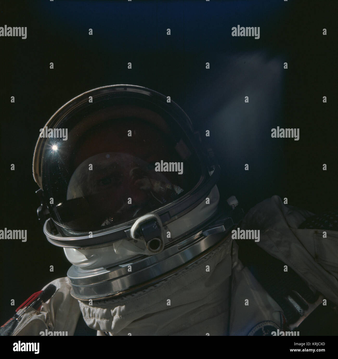 Gemini XII EVA with Buzz Aldrin and the Earth in his visor's reflection ...