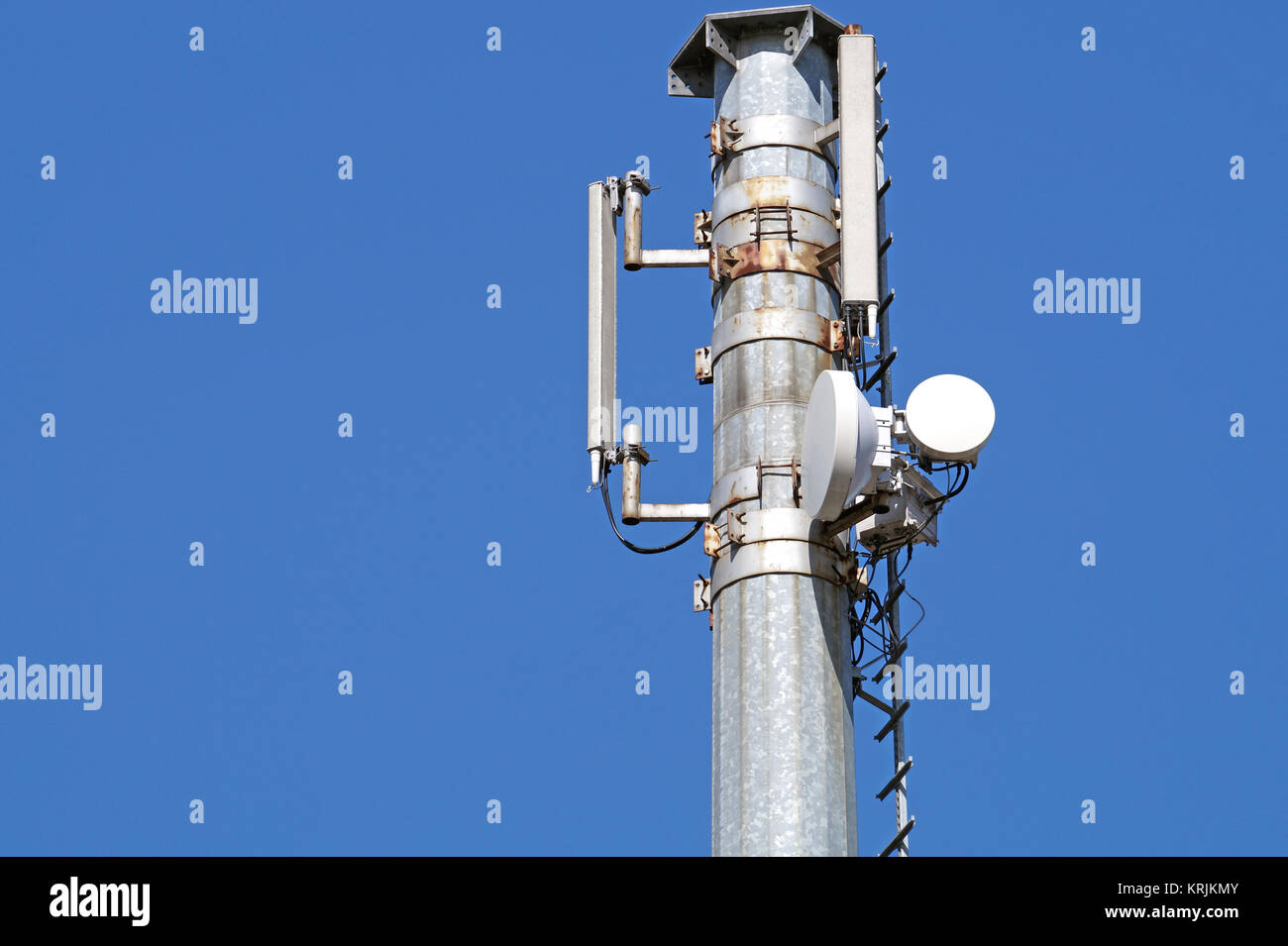 Cell telephone transmission tower hi-res stock photography and images ...