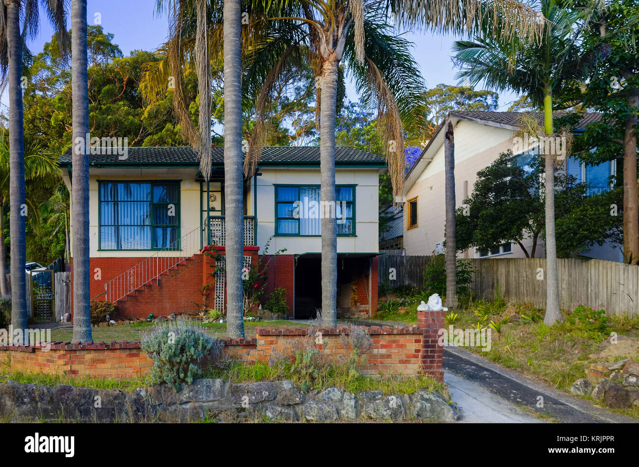 Suburban houses hi-res stock photography and images - Alamy