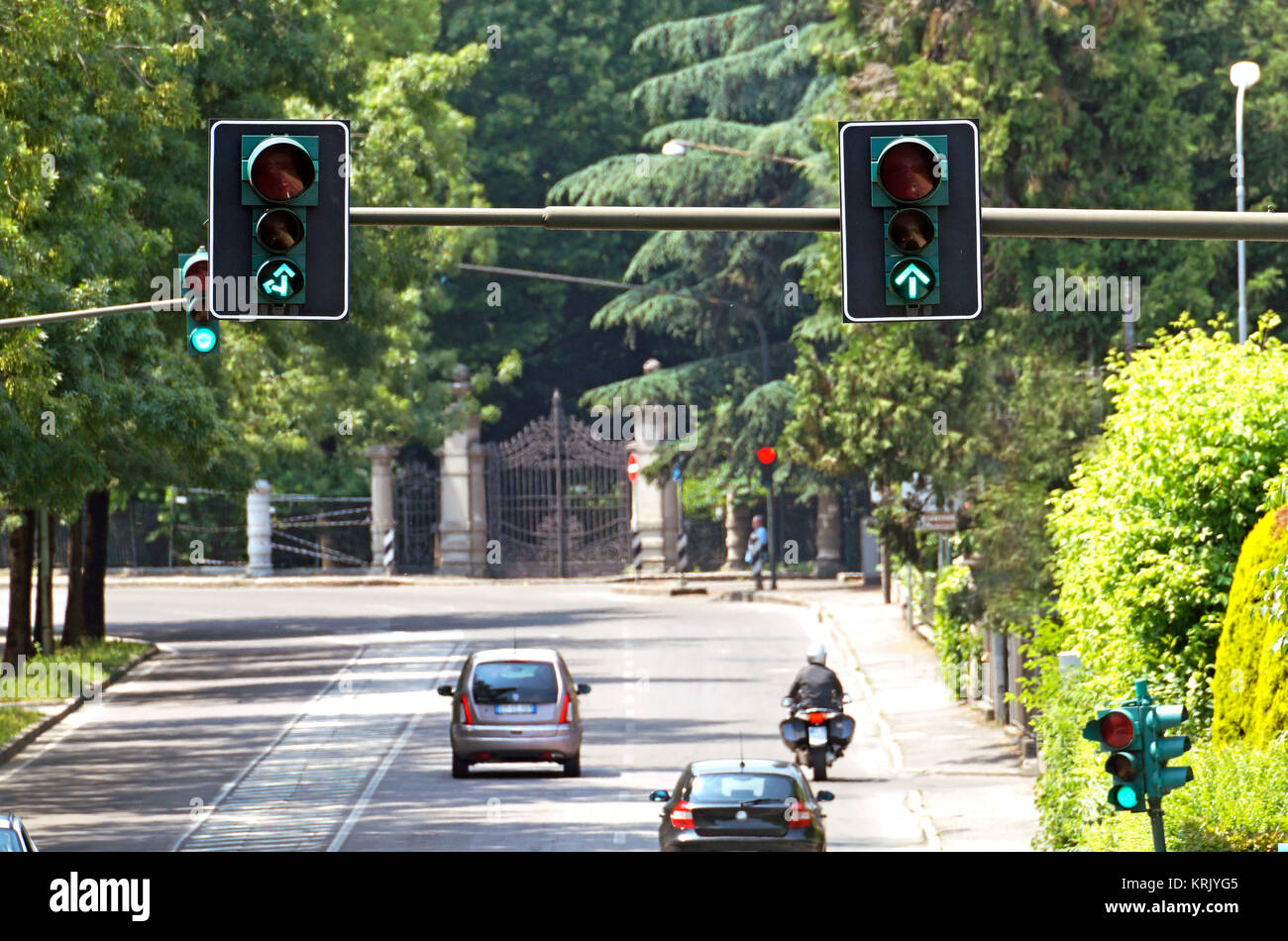 green street light with traffic Stock Photo - Alamy