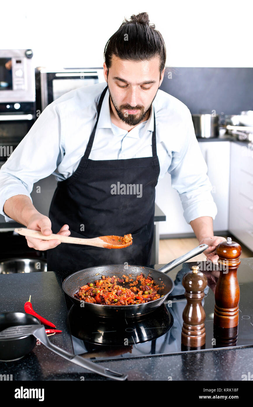 Chef preparing dishes in a frying pan Stock Photo - Alamy