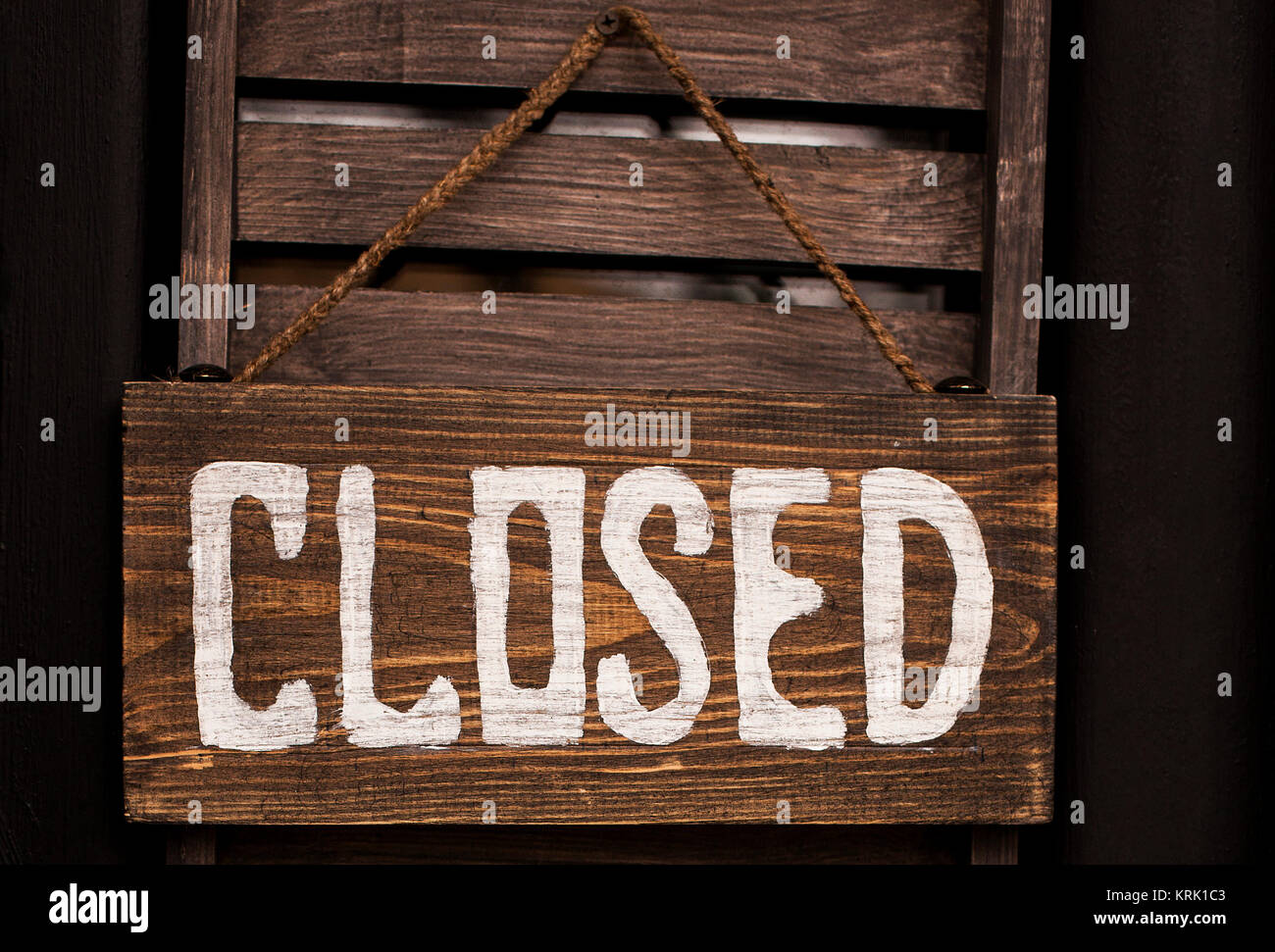 Closed sign hanging in a door Stock Photo - Alamy