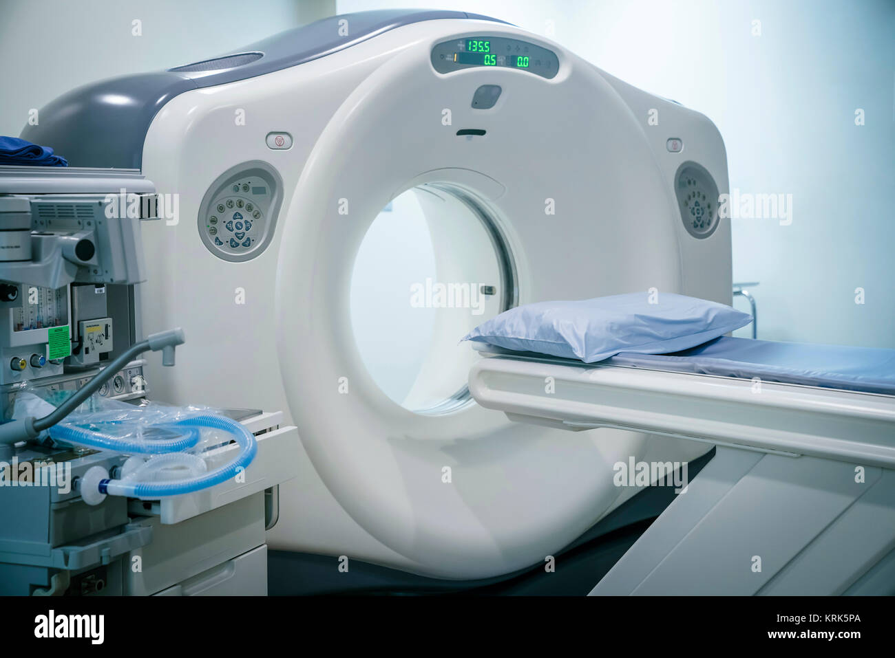 Scanner at hospital Stock Photo - Alamy