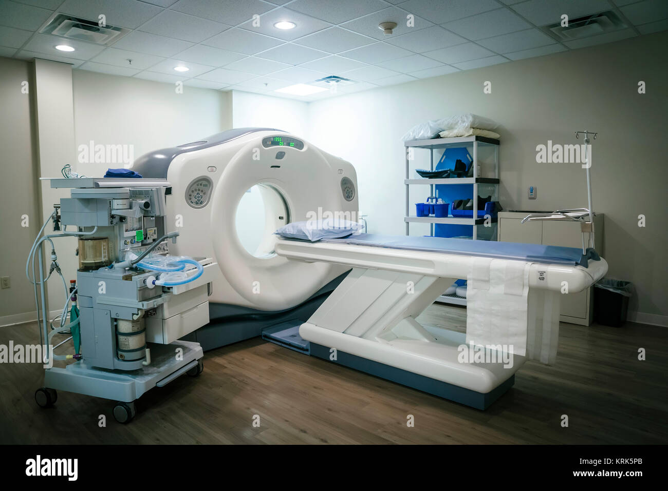 Scanner at hospital Stock Photo - Alamy