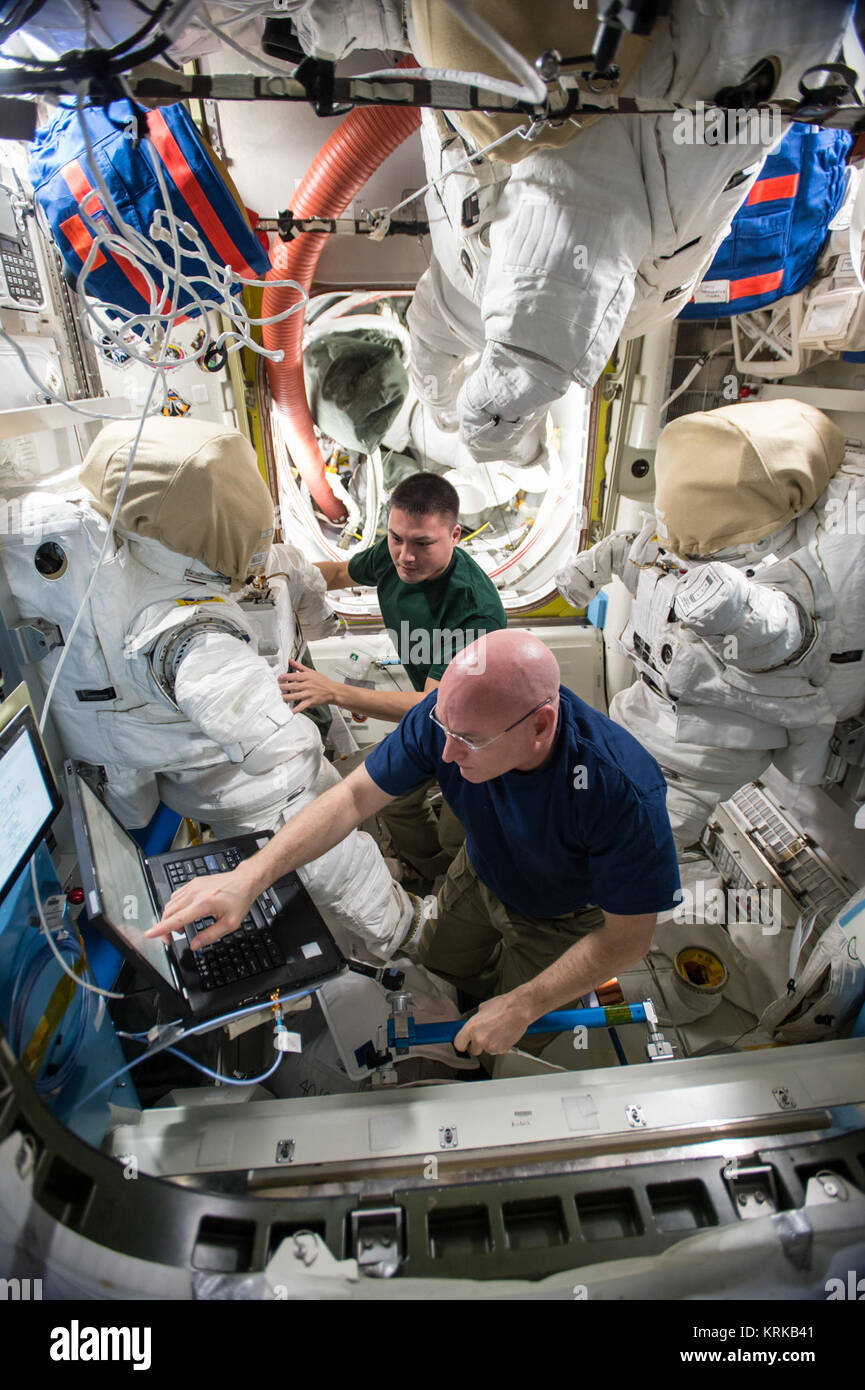 ISS-45 EVA-1 (a) preparations Stock Photo - Alamy