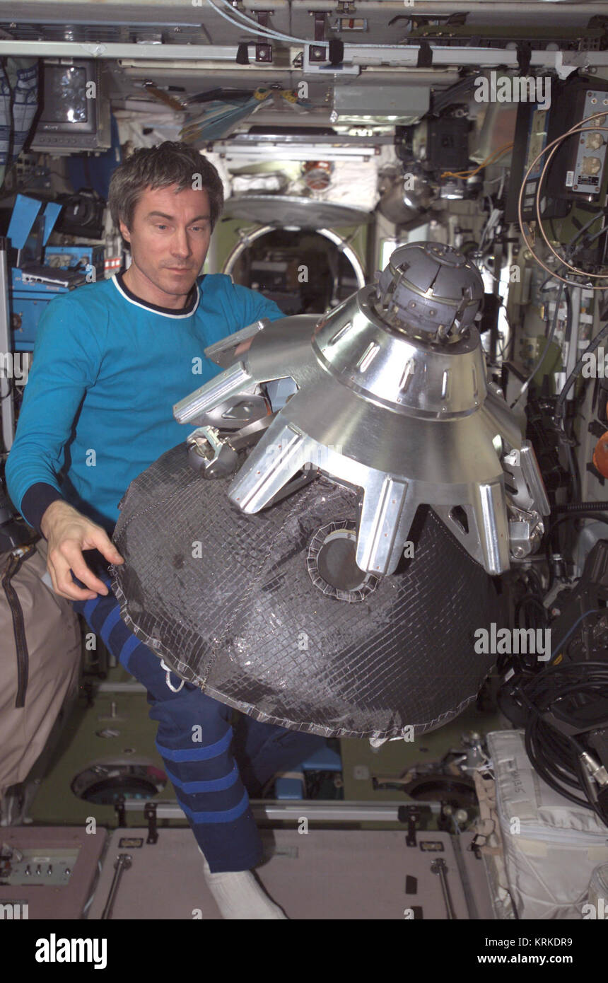 Docking mechanism hi-res stock photography and images - Alamy