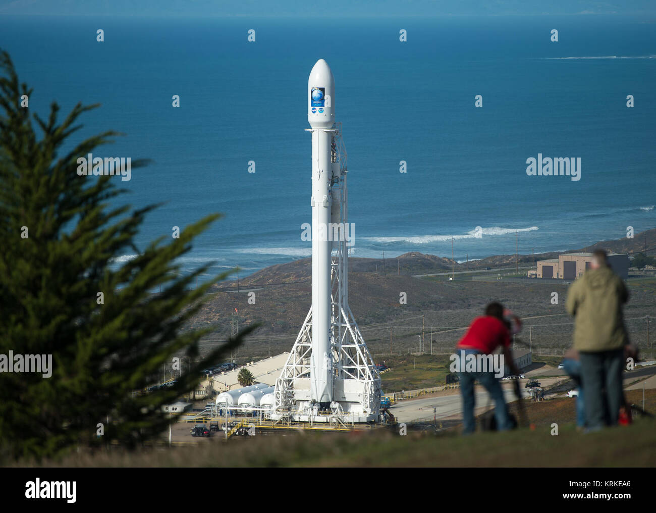 Media spacex falcon 9 launch hi-res stock photography and images - Alamy
