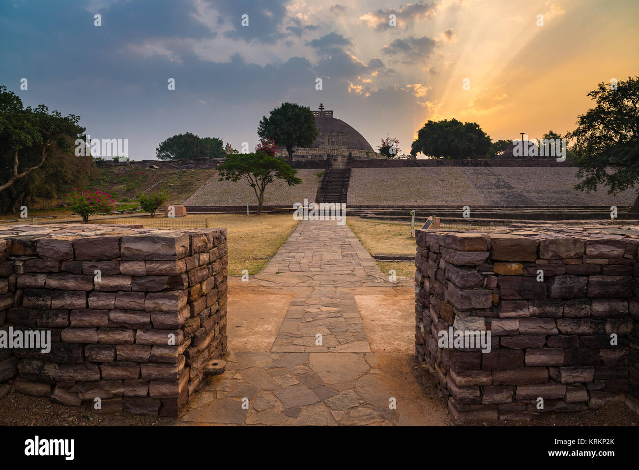 Stupa ancient india sanchi hi-res stock photography and images - Alamy