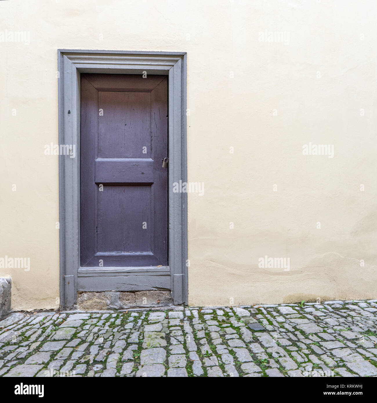 Violet wooden door of the Goethe house in Weimar Stock Photo - Alamy