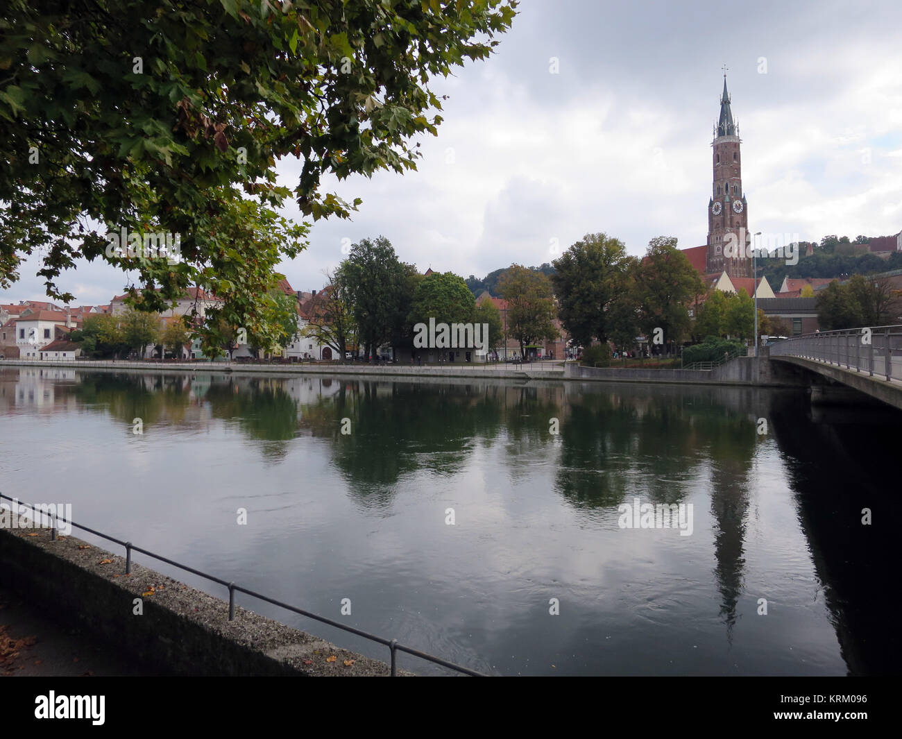 Altstadtpanorama spiegelt sich im der Isar, Landshut, Bayern ...