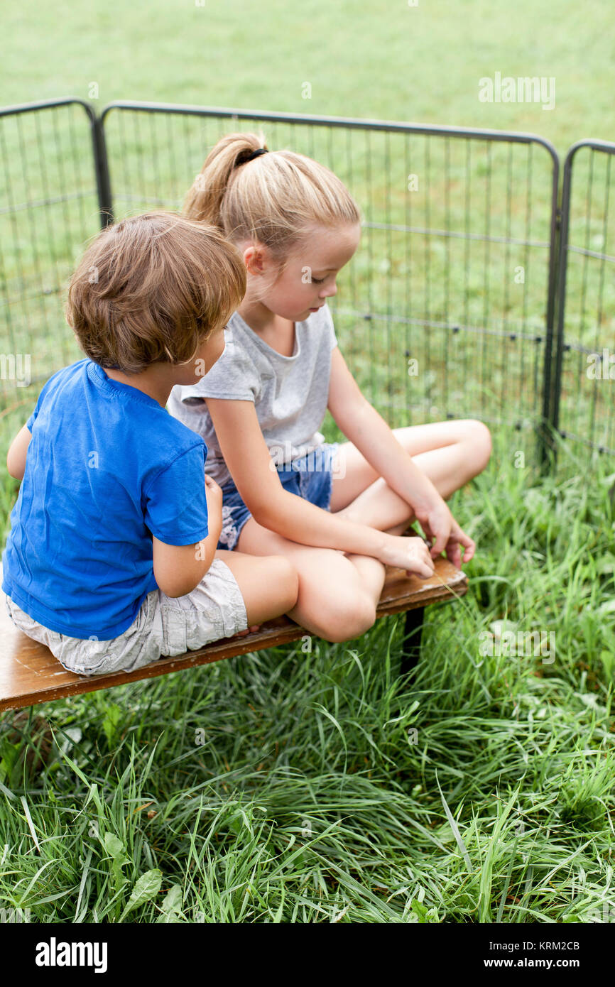 Kinder im Garten Stock Photo - Alamy