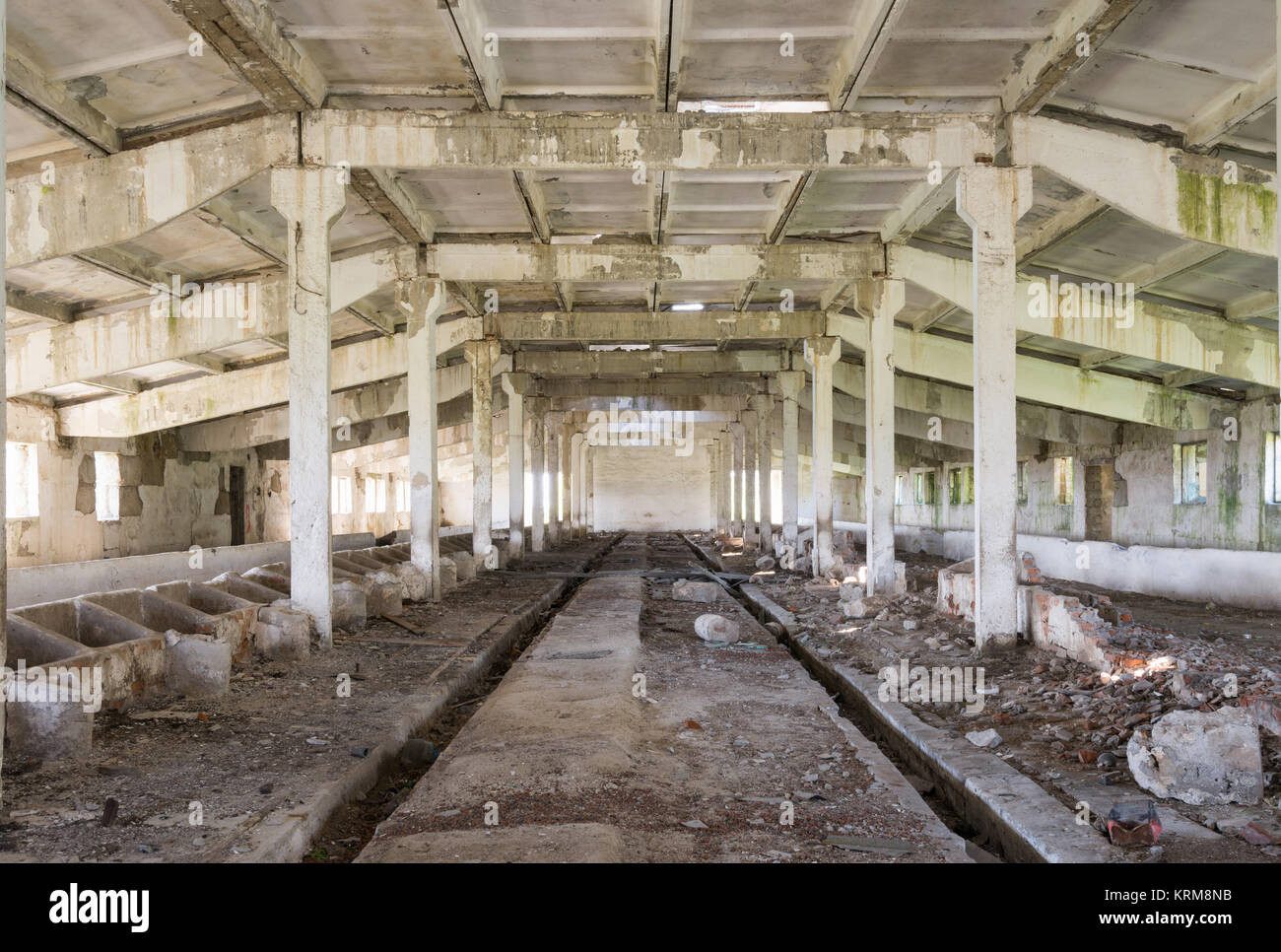 Inside of an old abandoned barn Stock Photo - Alamy