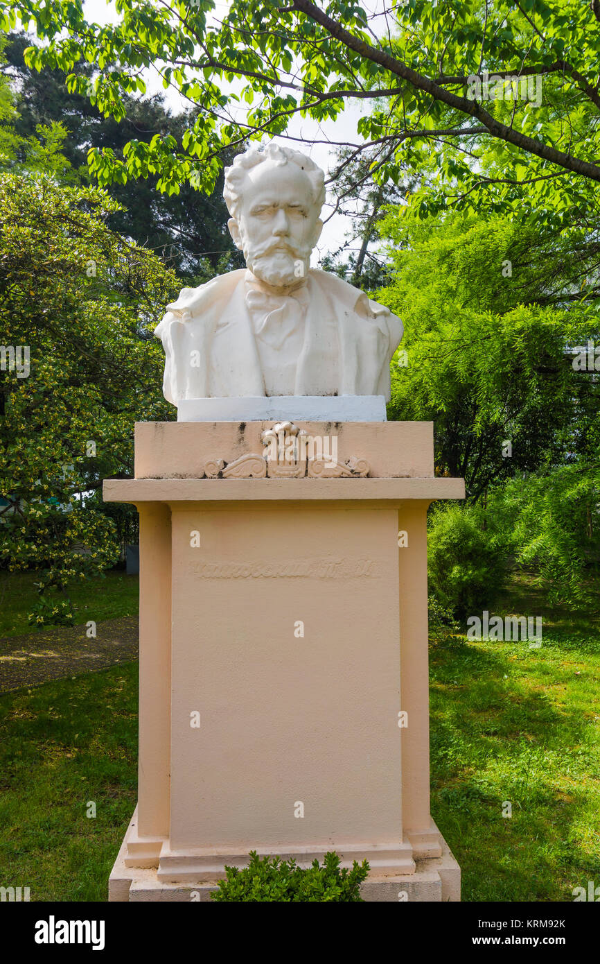 Pyotr tchaikovsky statue hi-res stock photography and images - Alamy