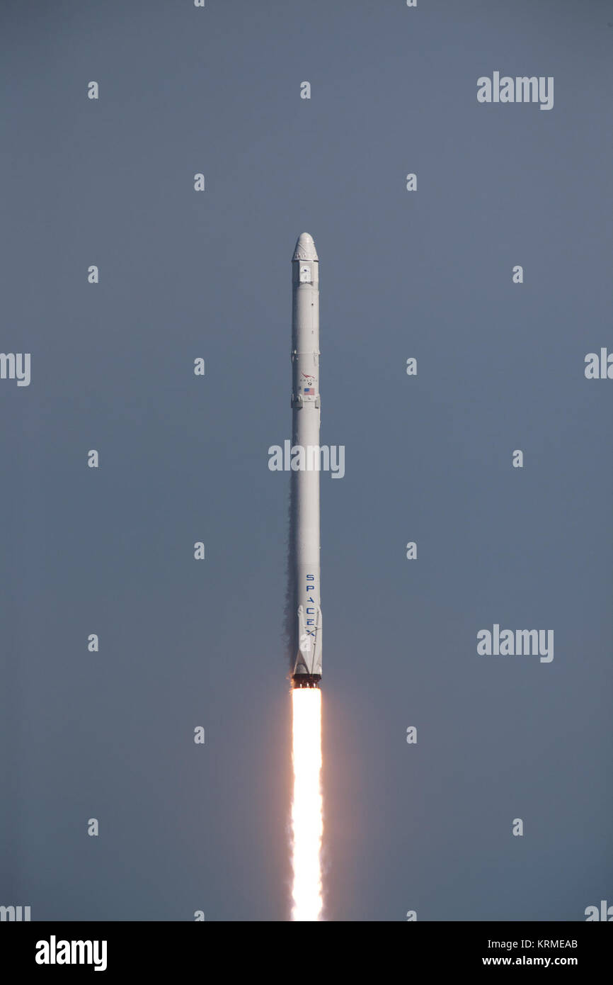 Falcon 9 liftoff hi-res stock photography and images - Alamy