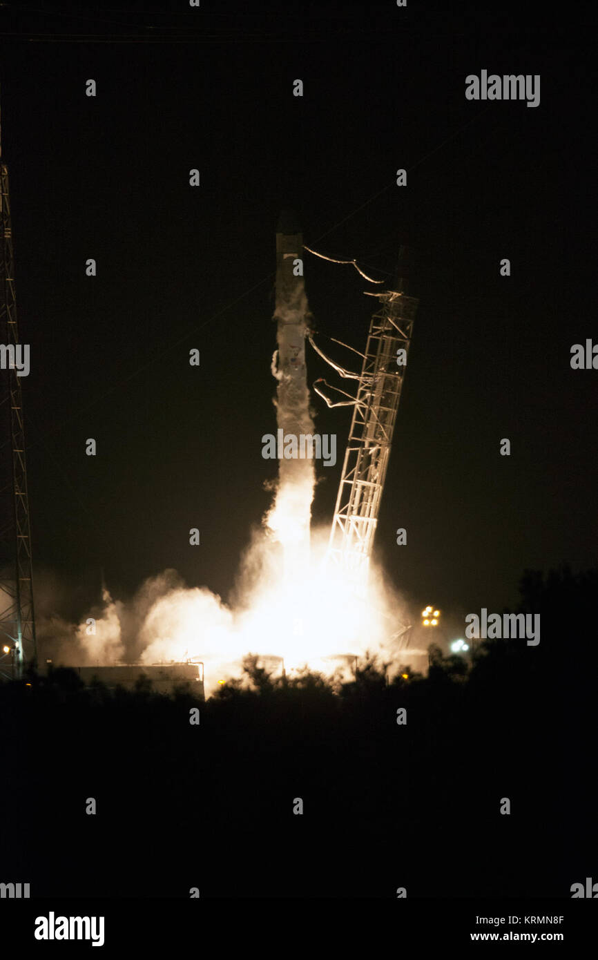 A Spacex Falcon 9 Rocket Lifts Off From Space Launch Complex 40