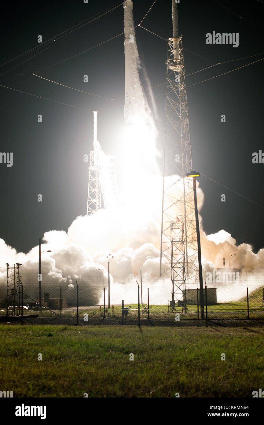 Falcon rocket lifts off at 12-45 a.m. EDT (28355721496 Stock Photo - Alamy