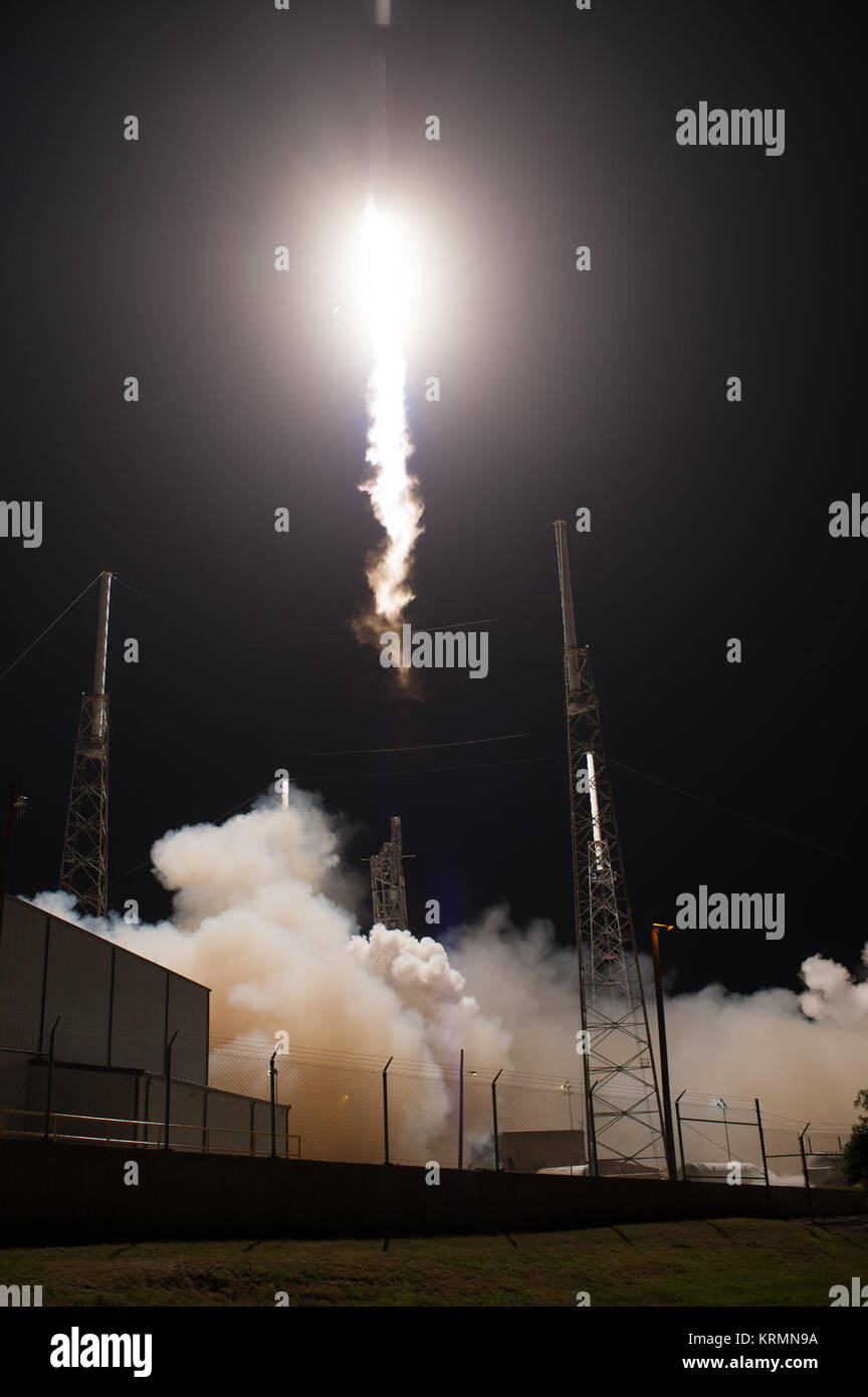 Rocket plume hi-res stock photography and images - Alamy