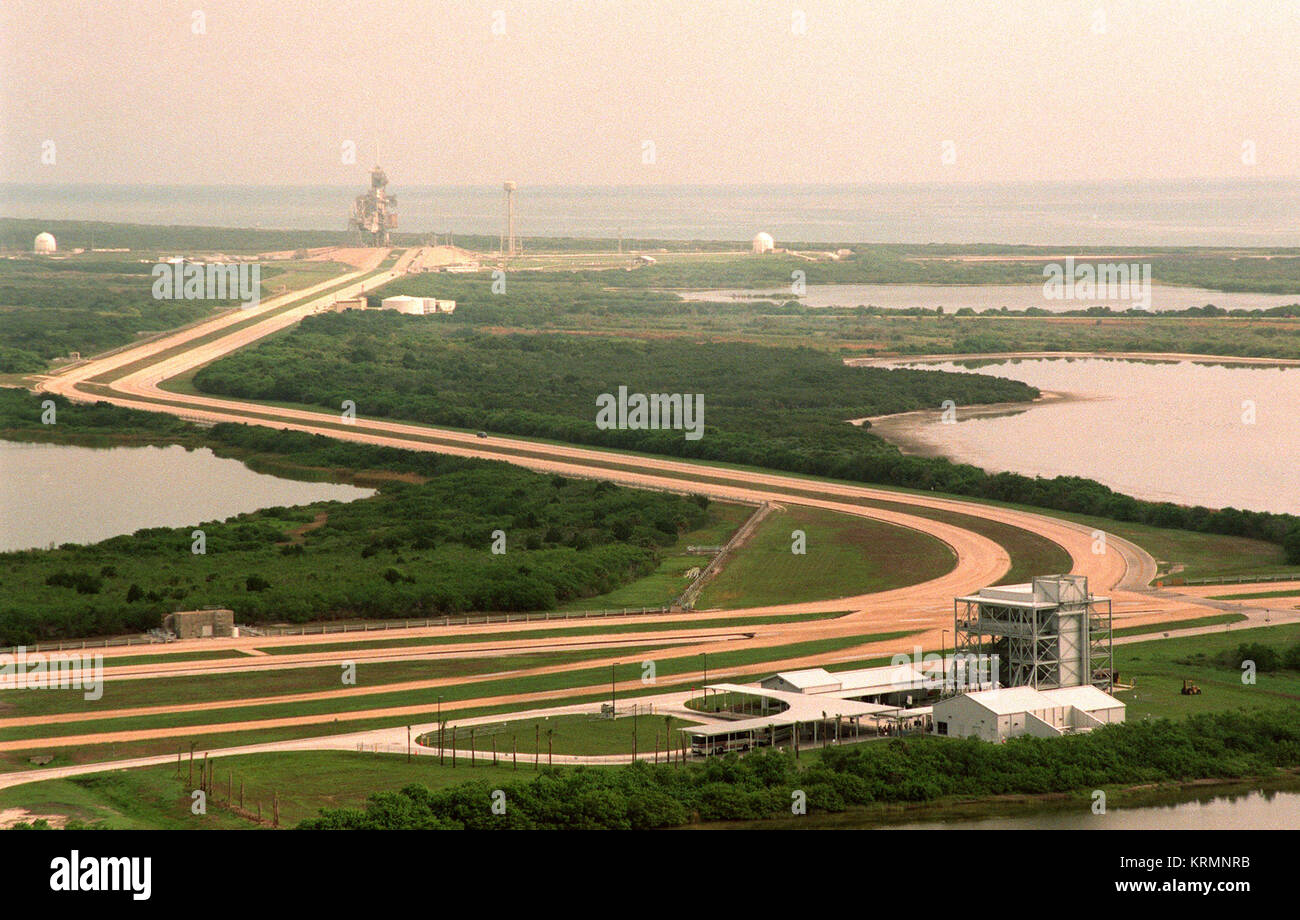 NASA Crawlerway leading to Launch Complex 39B (KSC-98PC-1054 Stock ...