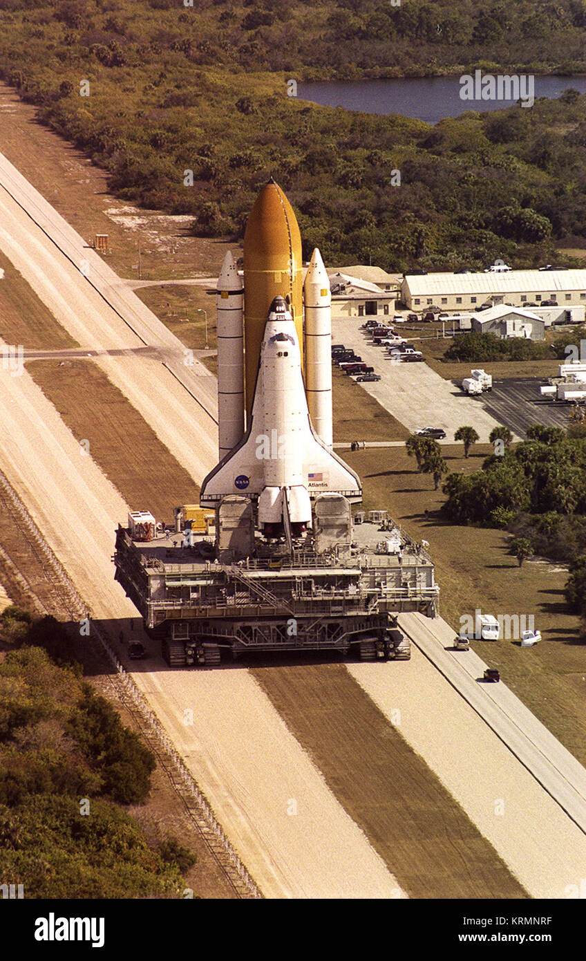 STS-98 Atlantis rolls to the VAB (KSC-01PP-0141 Stock Photo - Alamy