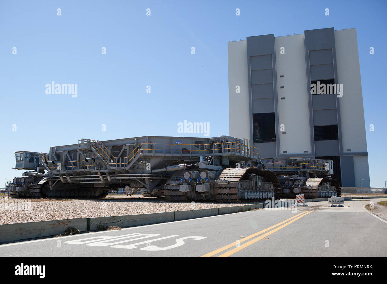 Nasa crawler transporter hi-res stock photography and images - Alamy