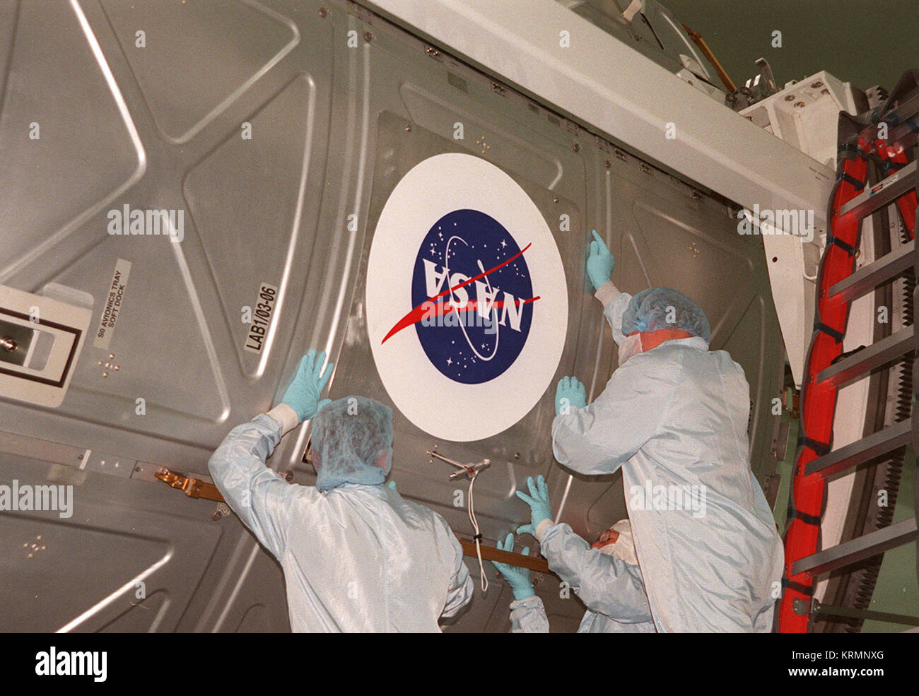 NASA logo is placed on the U.S. Lab for STS-98 (KSC-00PP-1930 Stock ...