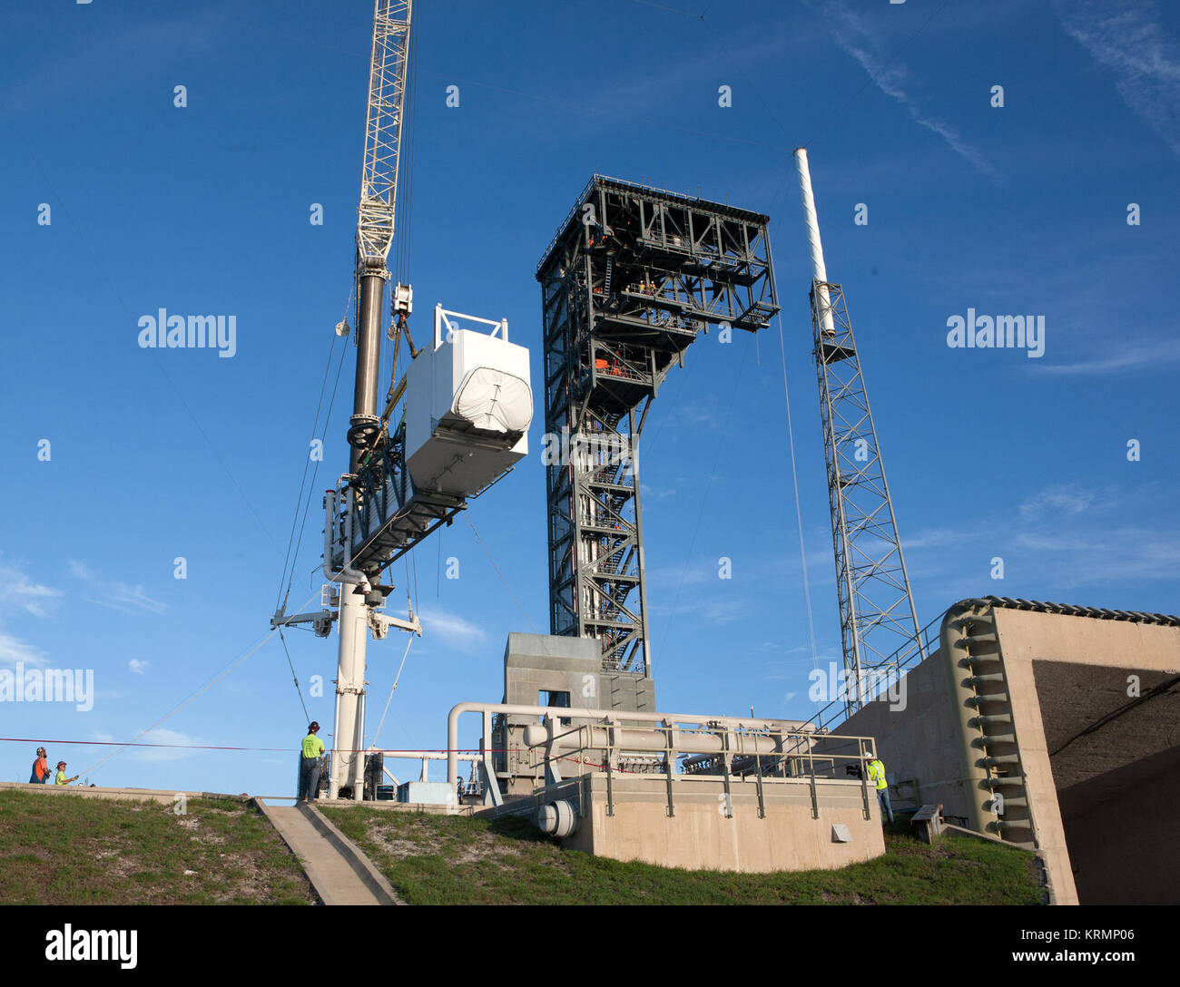 Crew access arm installation hi-res stock photography and images - Alamy