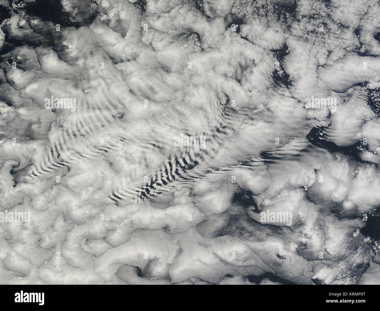 Ship-wave-shaped wave clouds induced by the Crozet Islands, south ...