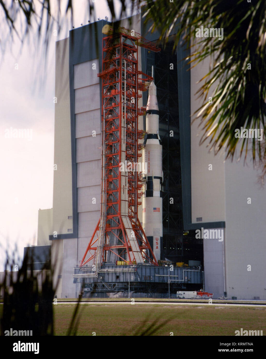 Apollo 6 rolls out of the Vehicle Assembly Building Stock Photo - Alamy