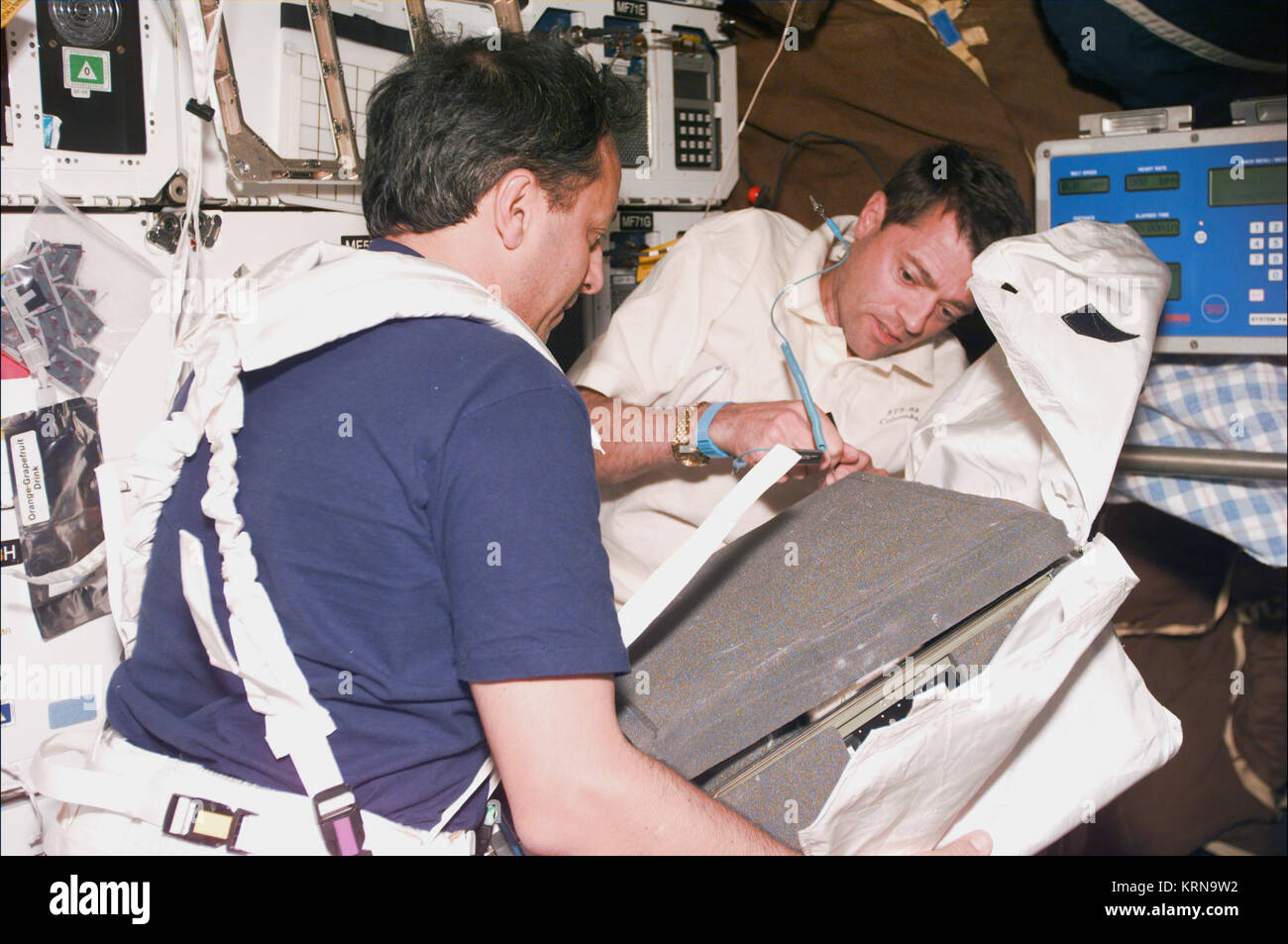 Sts 93 space shuttle hi-res stock photography and images - Alamy