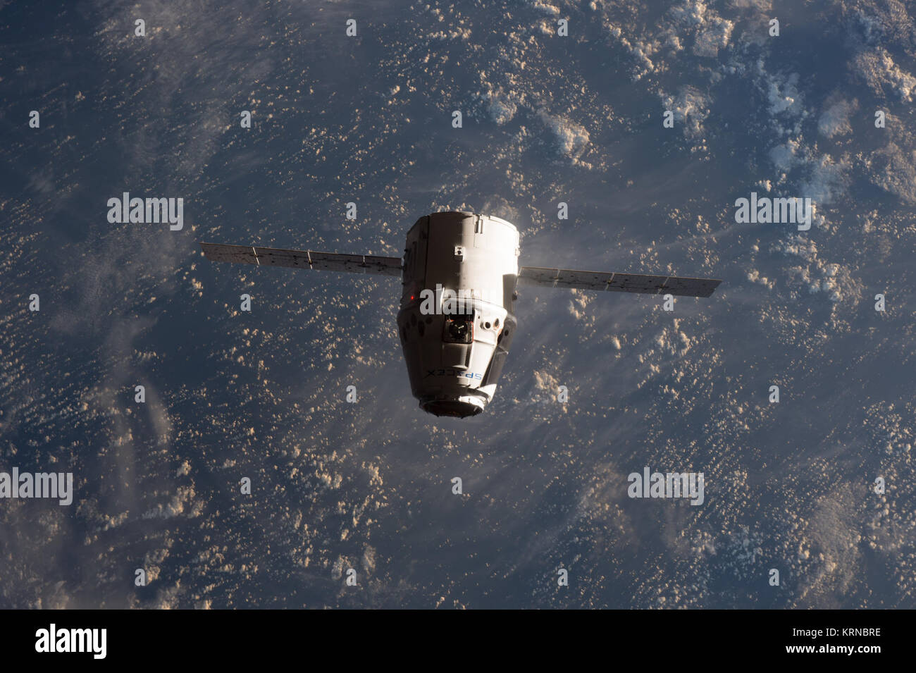 Dragon approaches the ISS (32238998654 Stock Photo - Alamy