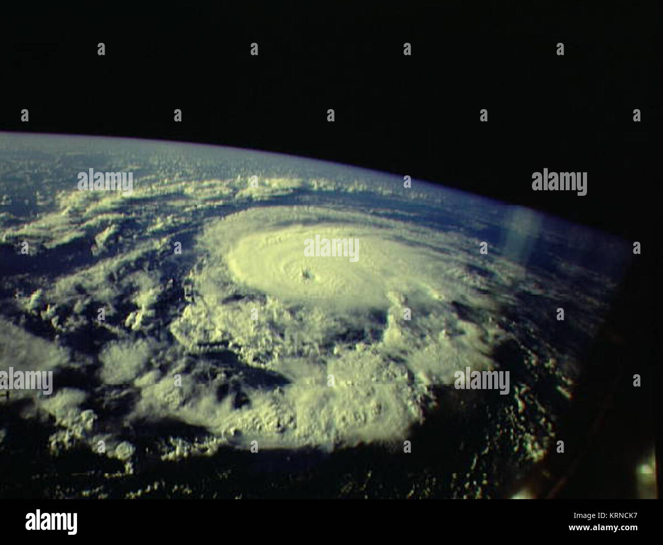 Hurricane Bonnie STS-47 1992-09-19 1102z Stock Photo - Alamy