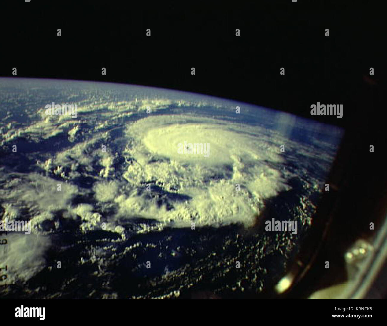 Hurricane Bonnie STS-47 1992-09-19 1102z 28229 Stock Photo - Alamy