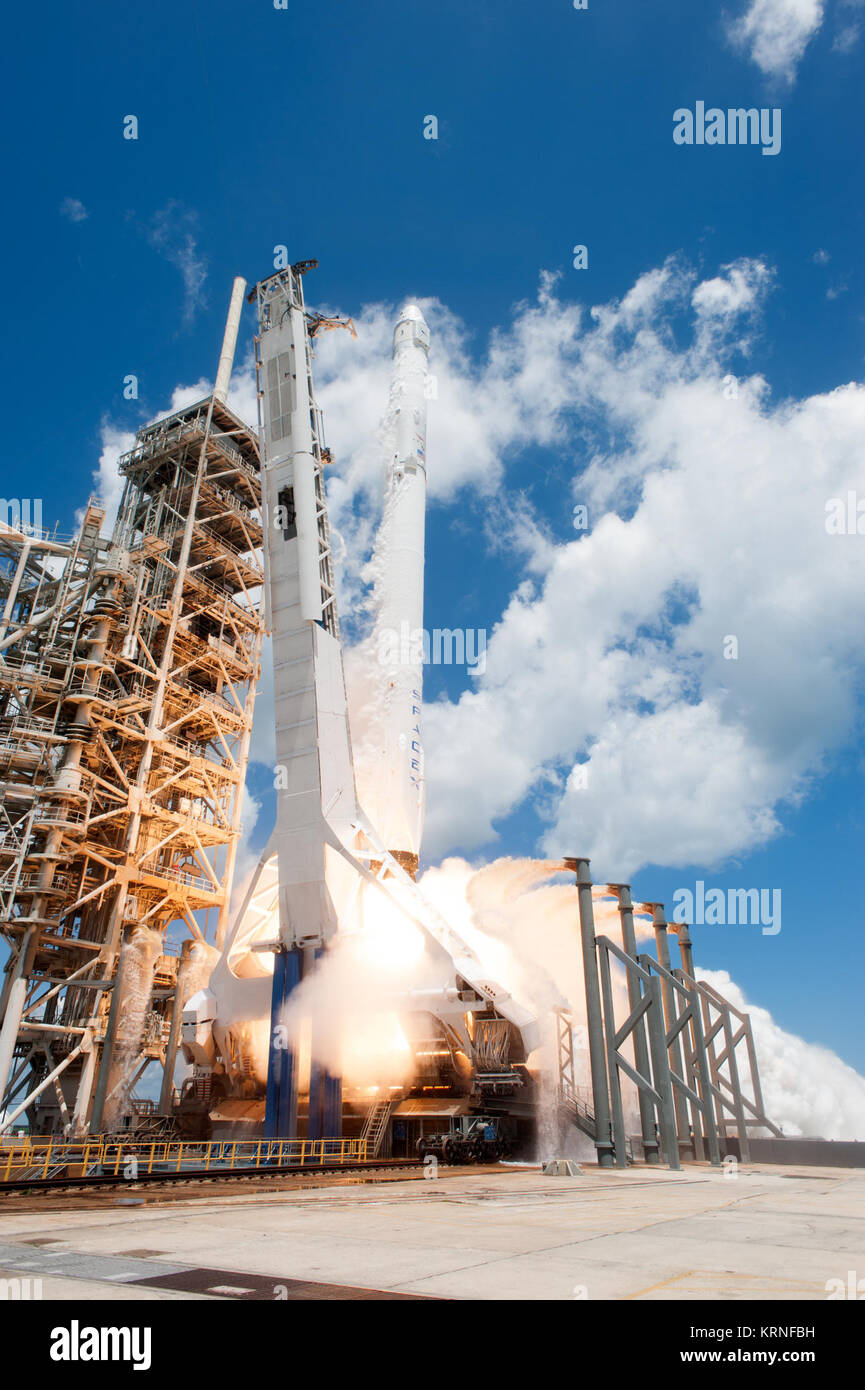 The two-stage SpaceX Falcon 9 launch vehicle lifts off Launch Complex ...