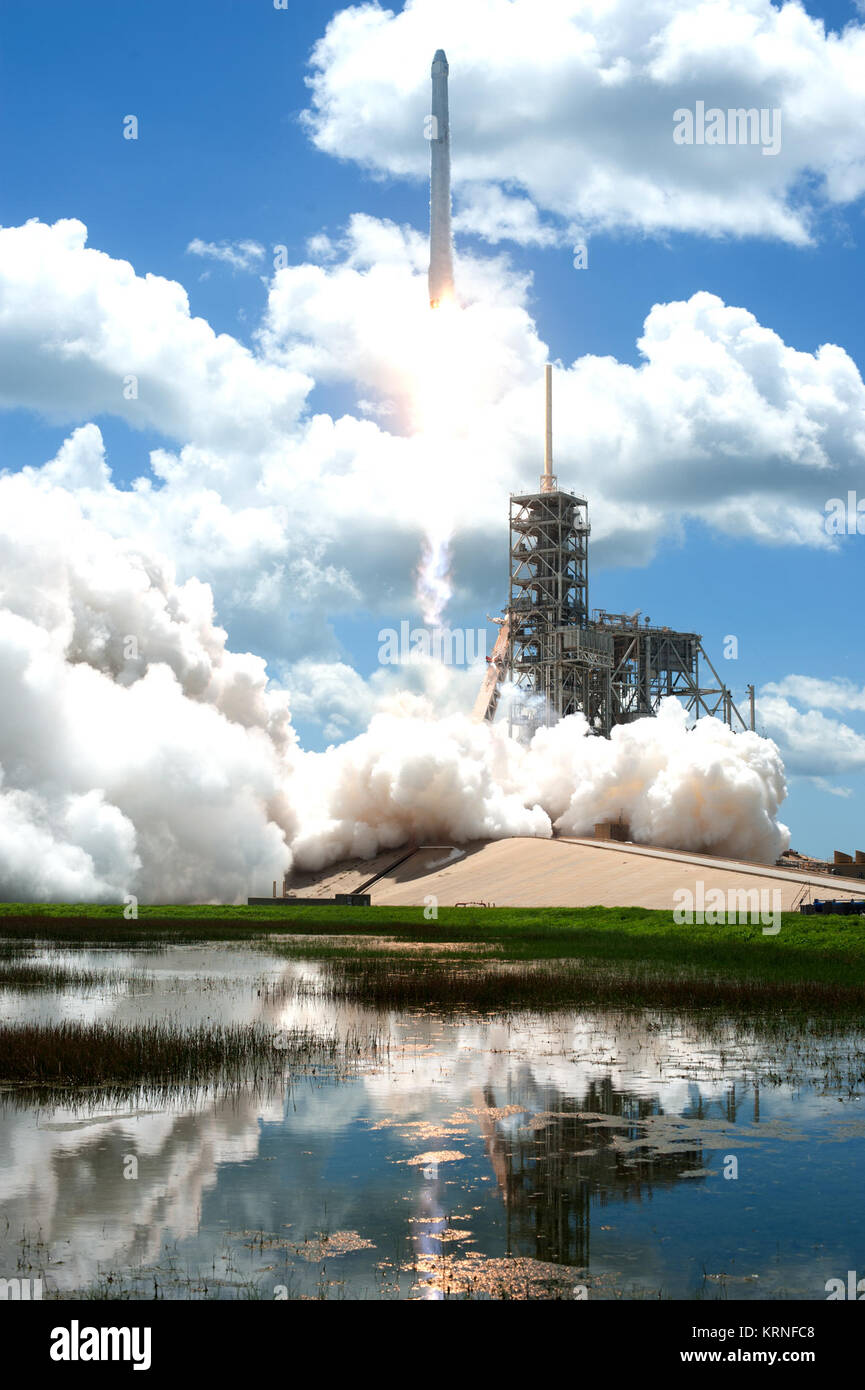 The two-stage SpaceX Falcon 9 launch vehicle lifts off Launch Complex ...