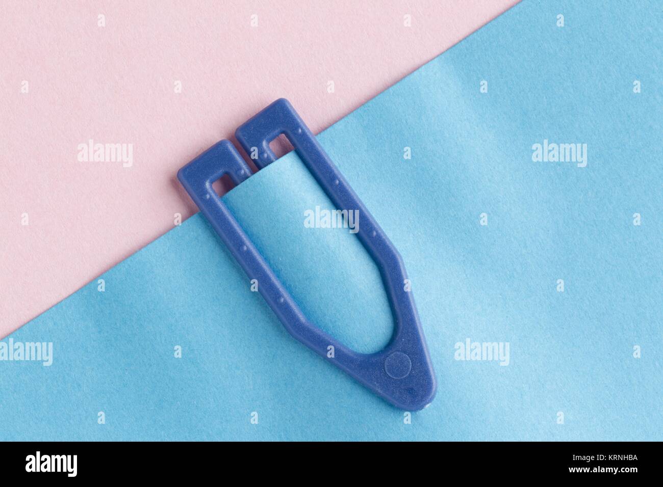 plastic paperclip on a blank note Stock Photo - Alamy