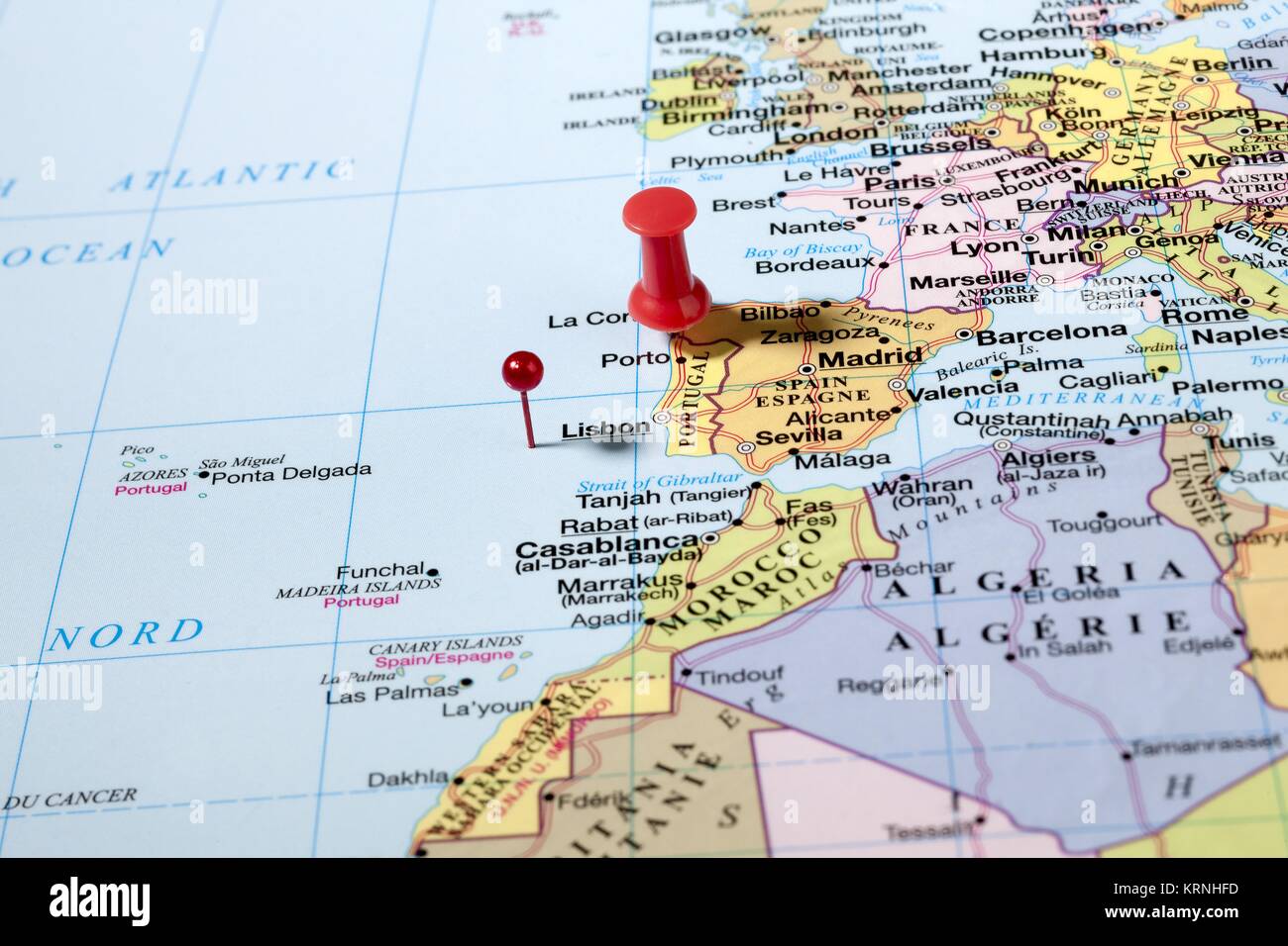 push pins on map Stock Photo - Alamy