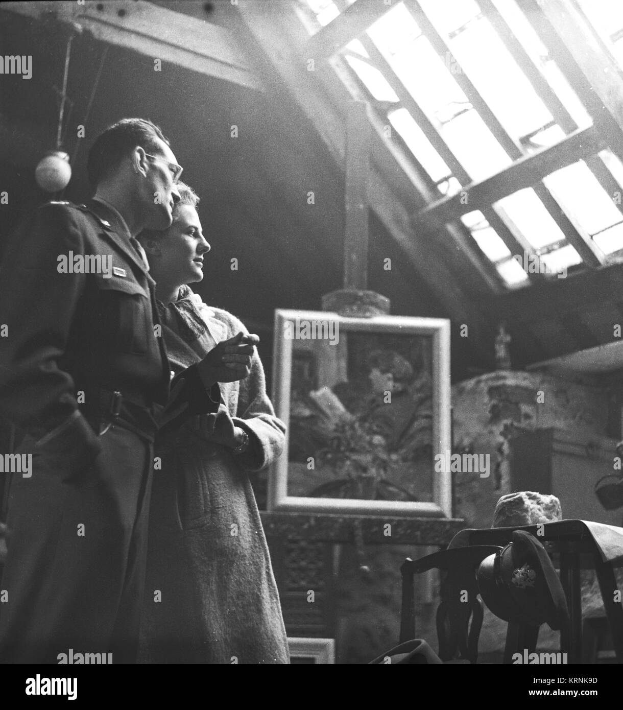 Americans in Britain. A uniformed soldier takes in the sights of St ...