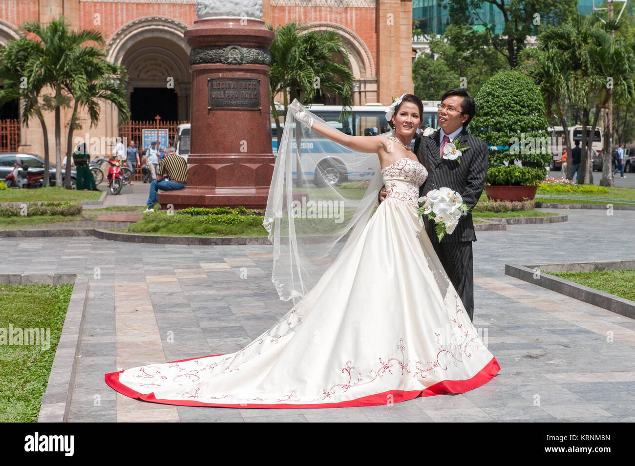 Vietnamese wedding dress hi-res stock photography and images - Alamy