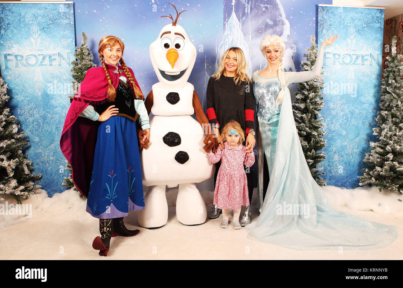 Zoe de Pass and daughter Delphine (3) meet much-loved Frozen characters ...