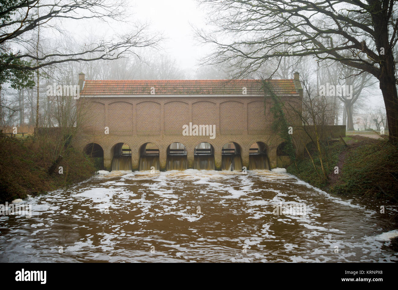Dam canal sluice gate hi-res stock photography and images - Alamy