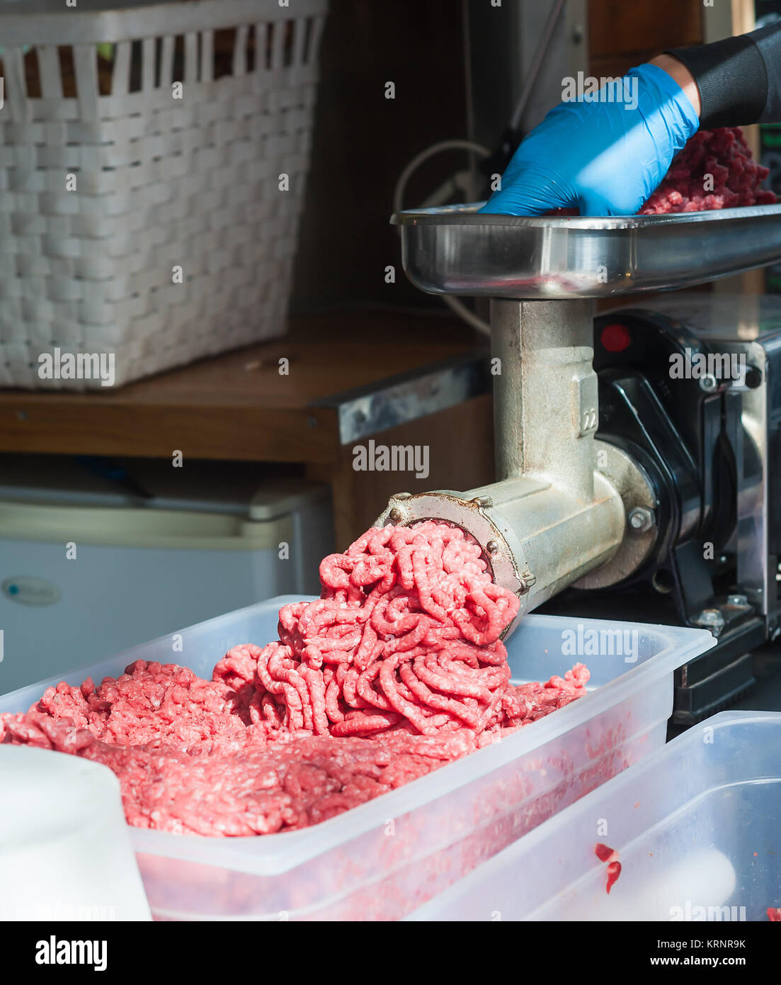 Minced meat tray hand hi-res stock photography and images - Alamy