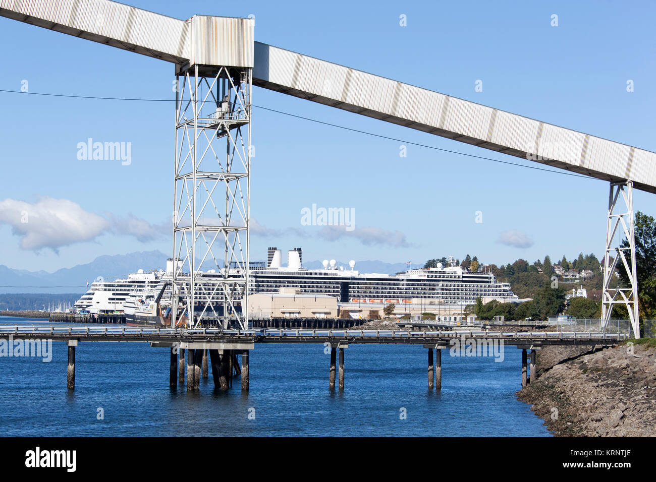 Industrial Seattle Shore Stock Photo - Alamy