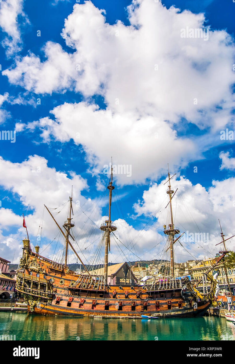 Old galleon at sea hi-res stock photography and images - Alamy