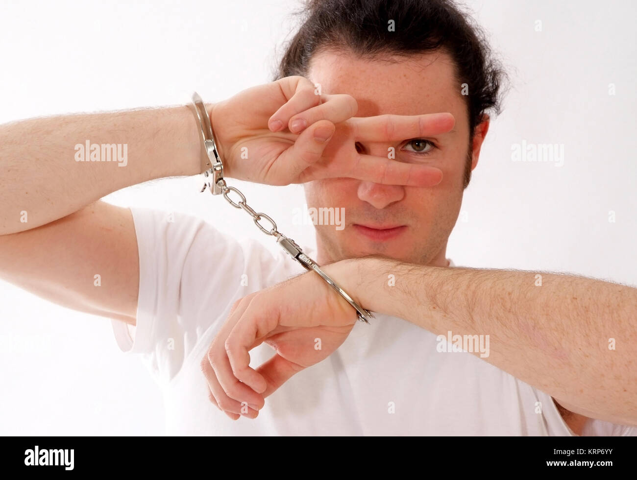 Mann in Handschellen - man in handcuffs Stock Photo - Alamy