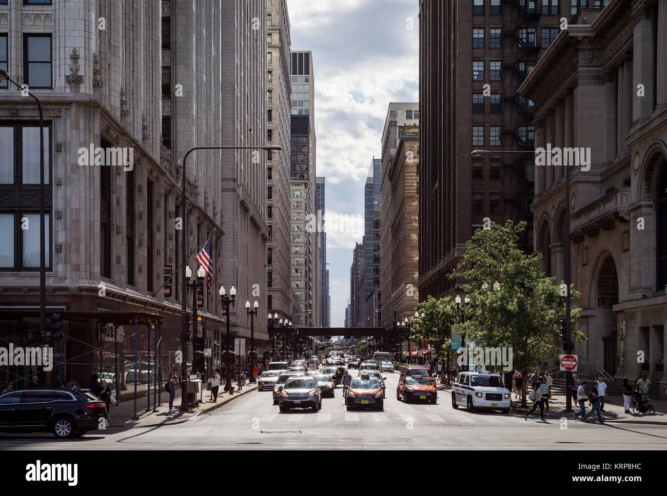 Traffic waits at a stop light in the centre of Chicago Stock Photo - Alamy