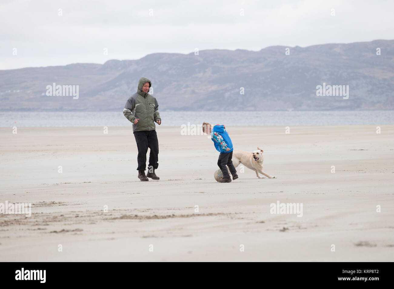 Irish beach family hi-res stock photography and images - Alamy